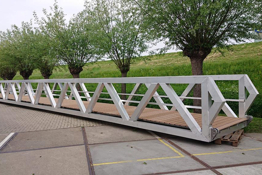 25 meter lange toegangsbrug - Aldonk